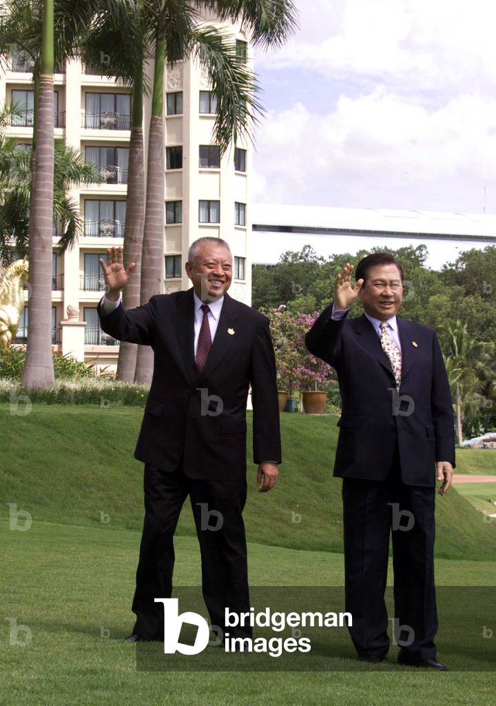 Image of TUNG CHEE-HWA AND KIM DAE-JUNG IN KUALA LUMPUR, 1998-11-17 (photo)