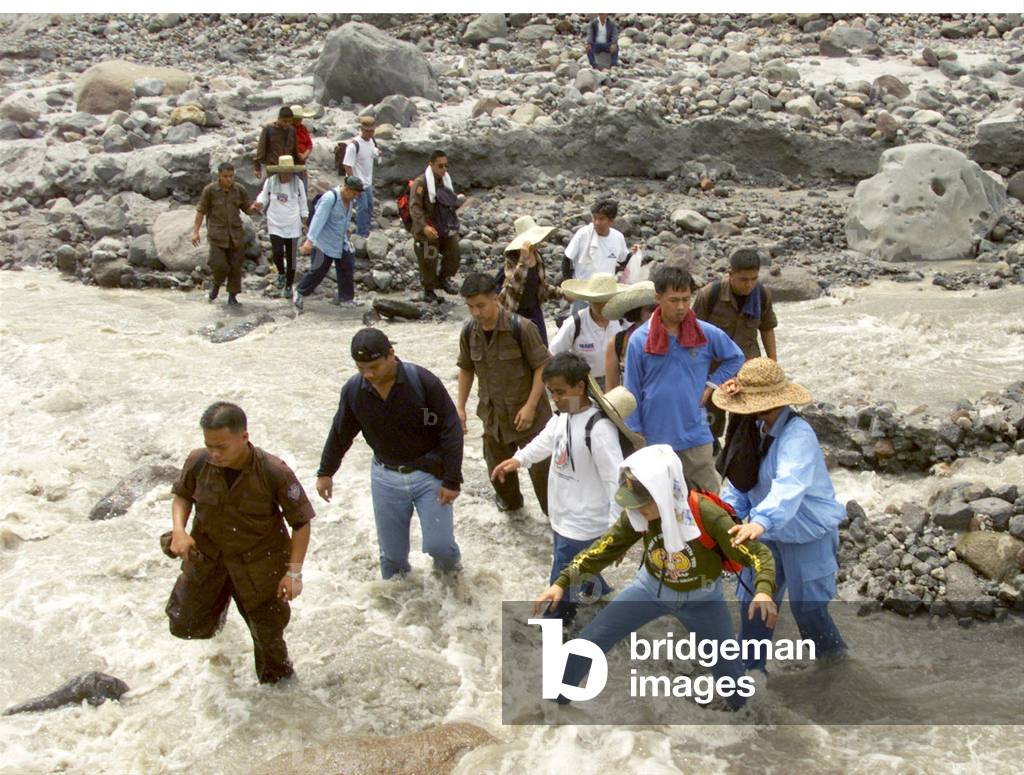 Image of MEMBERS OF PHILIPPINE NATIONAL POLICE CROSS A STREAM AS THEY