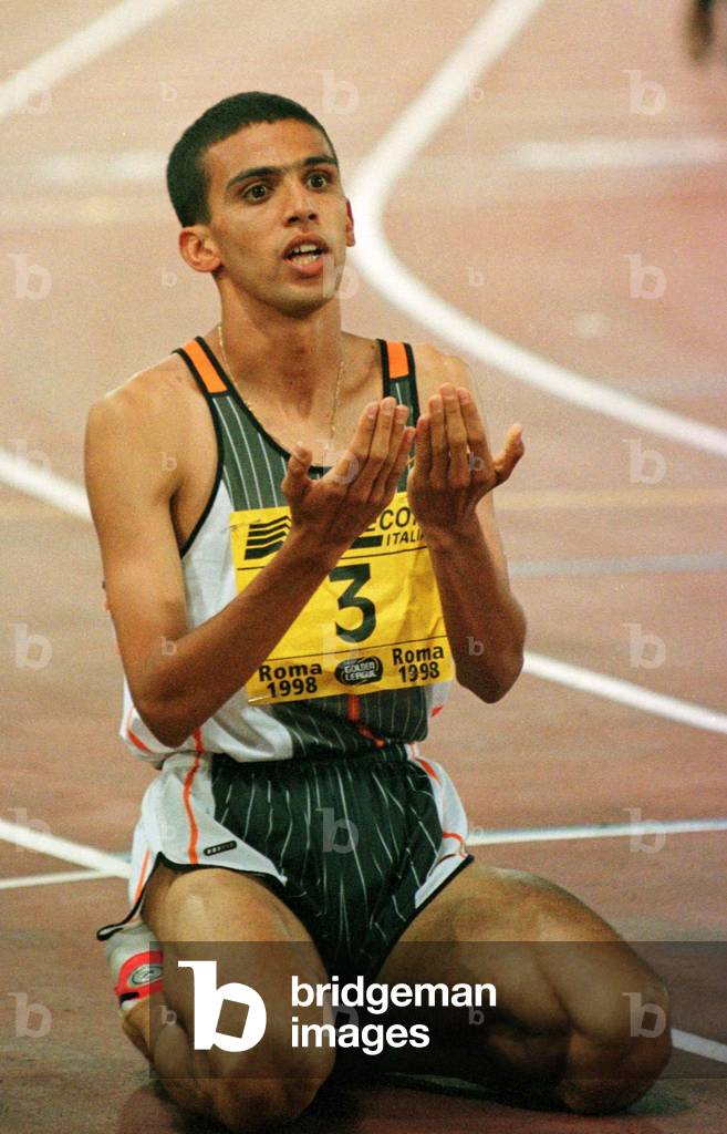 Image of Morocco's Hicham El Guerrouj celebrates his new 1500 metres world