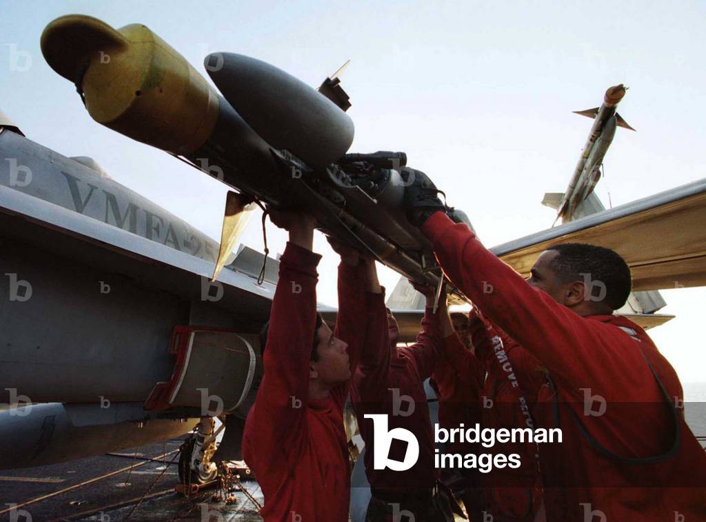 Image of SIDEWINDER MISSILE ATTACHED TO F18 JET FIGHTER, 1997-11-23 (photo)