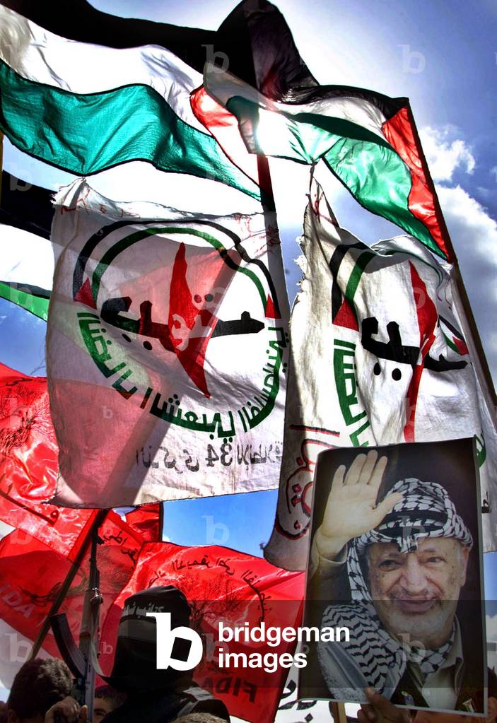 Image of PALESTINIAN REFUGEES HOLD PICTUERS OF PRESIDENT YASSER ARAFAT ...
