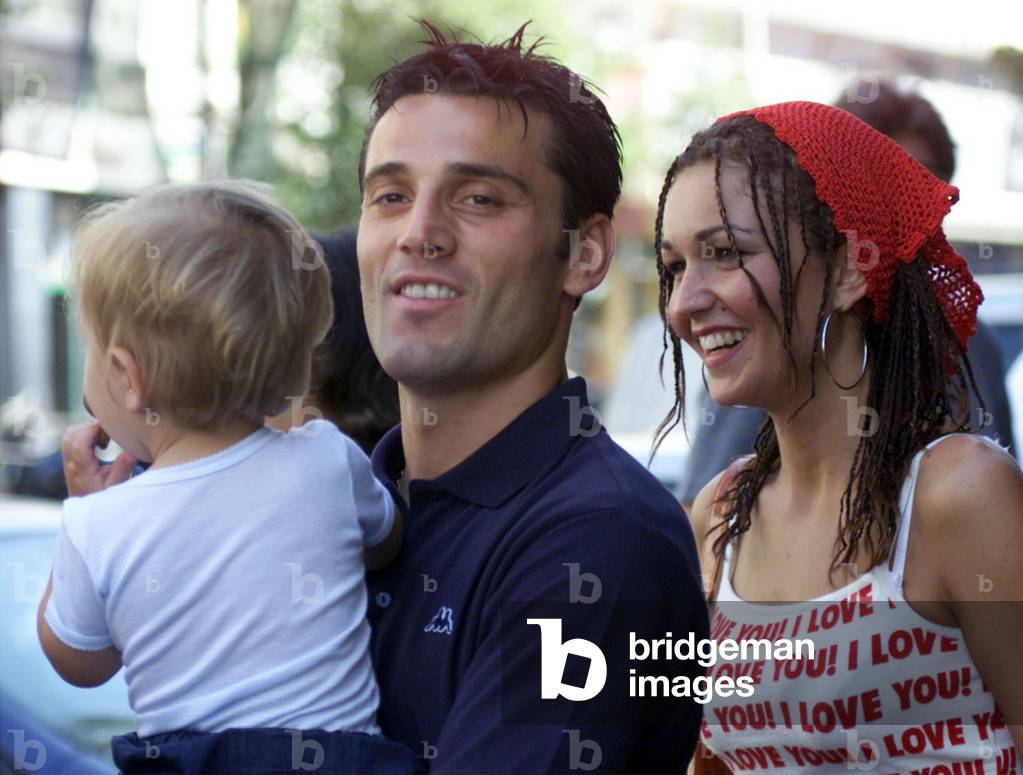 Image of Italian striker Vincenzo Montella (C) and his wife Rita smile