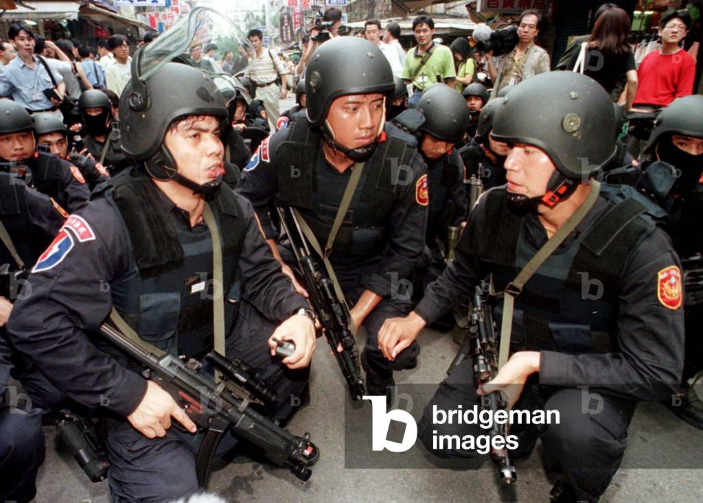 Image of POLICE PREPARE FOR A RAID IN TAIPEI, 1997-08-19 (photo)