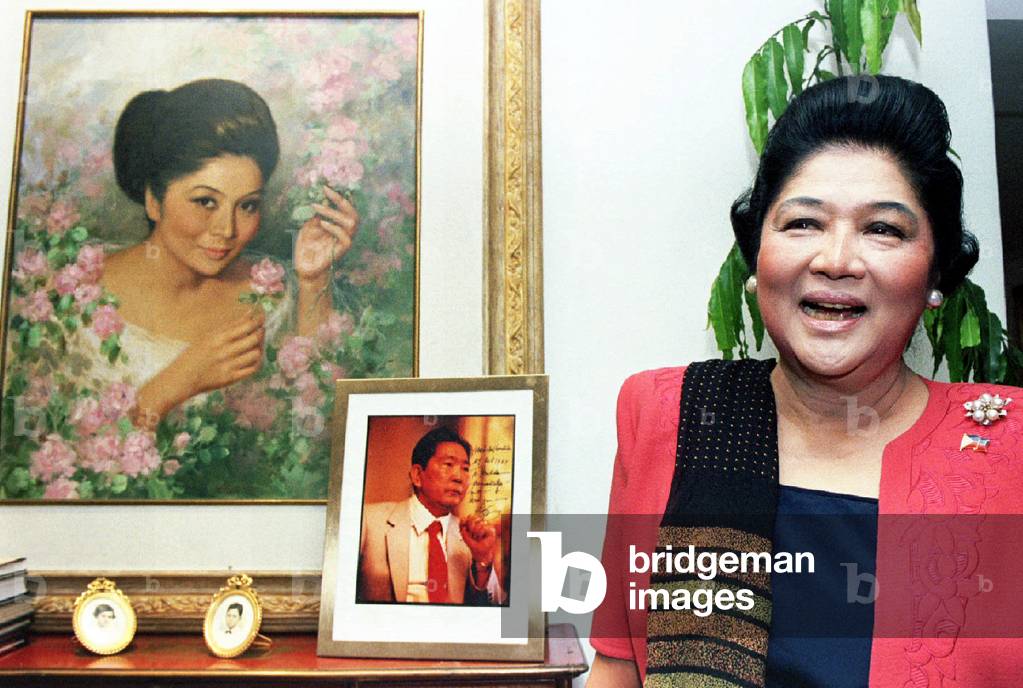 Image of Philippine former first lady Imelda Marcos smiles in her hotel