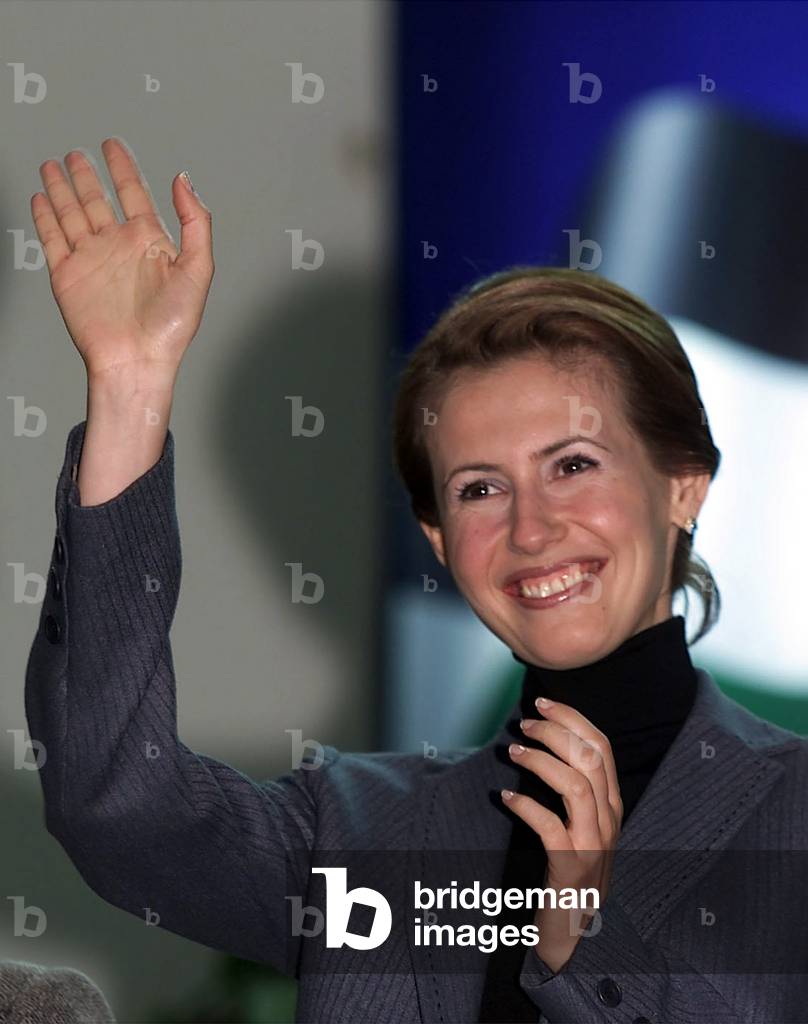 Image of Syrian First Lady Asma al-Assad waves to the audience during