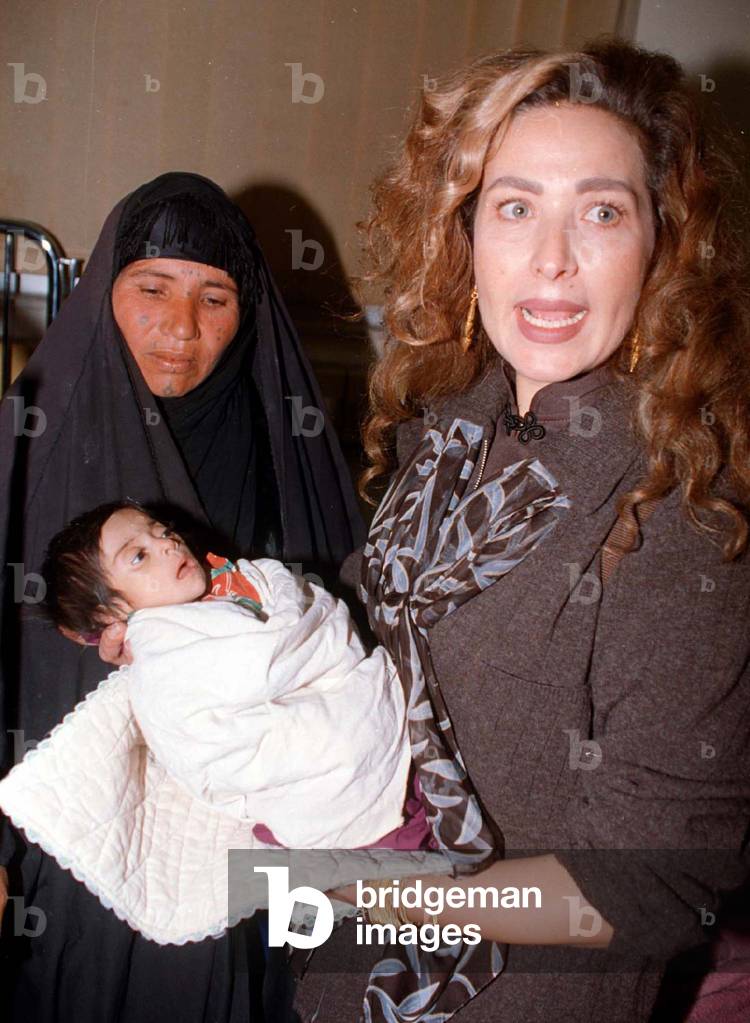 Image of EGYPTIAN ACTRESS RAGHDA ACTRESS HOLDS IRAQI BABY, 1997-12-29 (photo)
