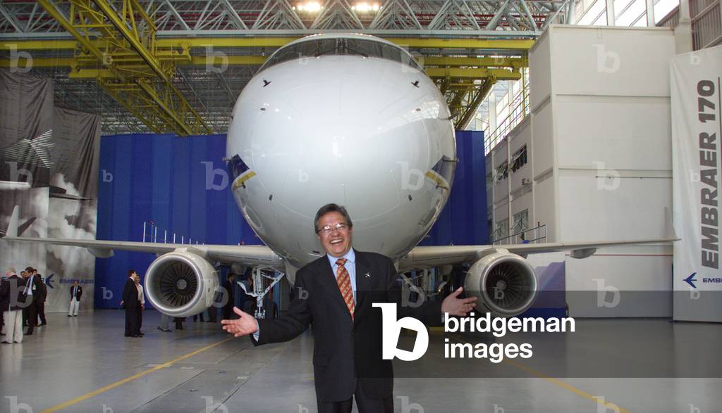 Image of EMBRAER CEO BOTELHO POSES NEXT TO EMBRAER 170 JET, 2001-10-29