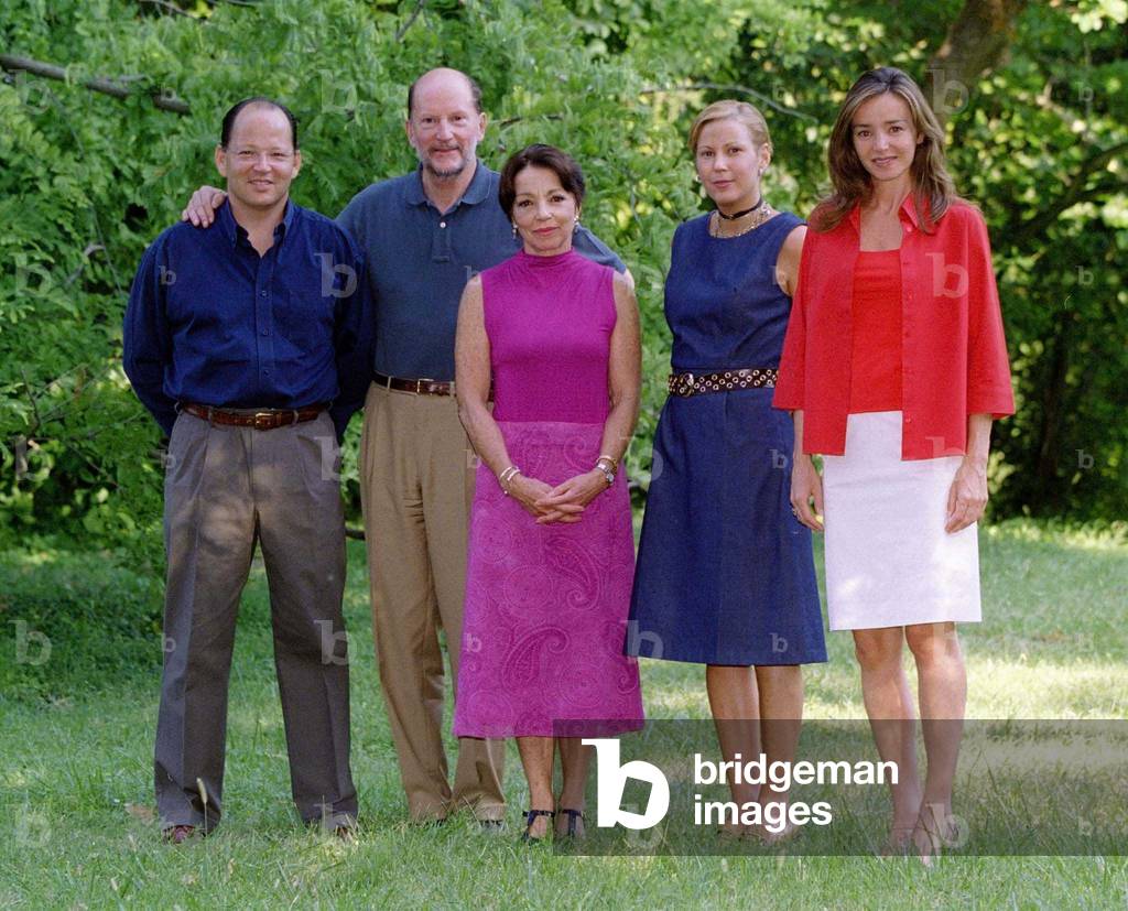 Image of BULGARIAN KING SIMEON POSES WITH HIS FAMILY IN KRICHIM, 2000-08-26