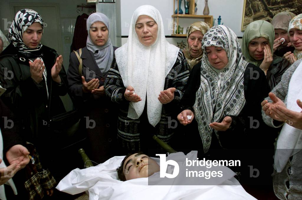 Image of RELATIVES OF SLAIN PALESTINIAN ABDULLAH AL-NATSHEH PRAY BESIDE ...