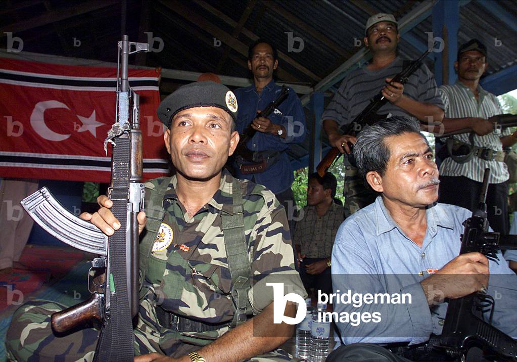 Image of ACEHNESE CHIEF COMMANDER TEUKU ABDULLAH SYAFII POSES, 1999-11-09 (photo)