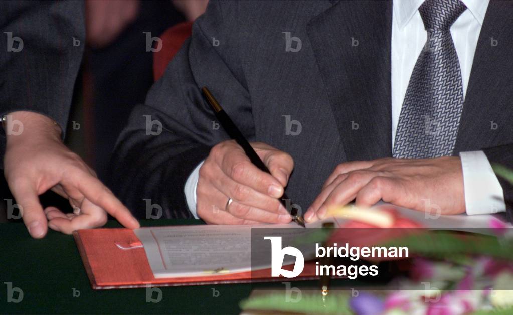Image of RUSSIAN PRESIDENT PUTIN PENS HIS SIGNATURE ON JOINT DECLARATION IN