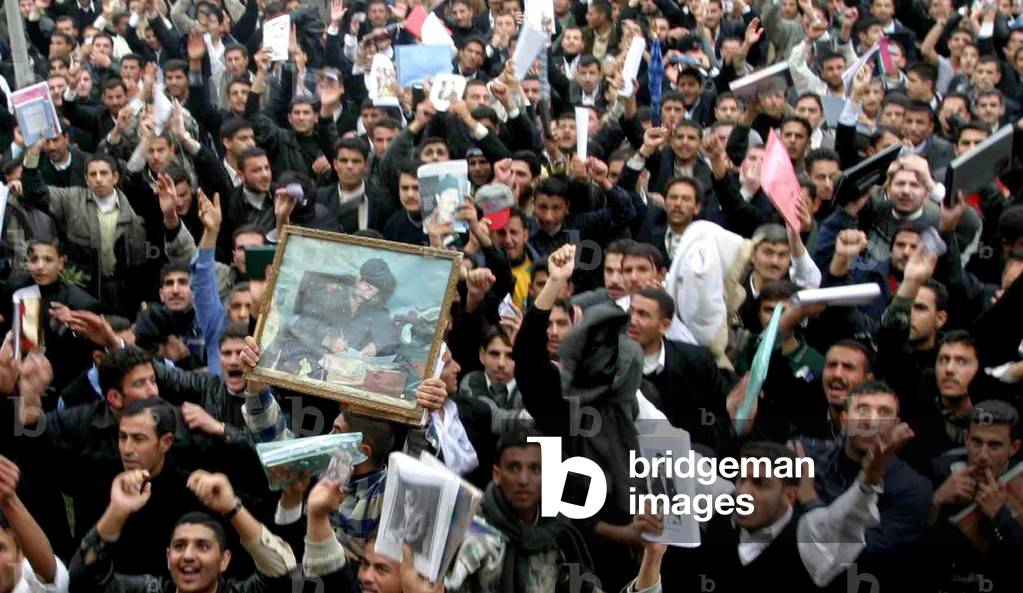 Image of IRAQIS SHOUT ANTI-AMERICAN SLOGANS WHILE HOLDING PICTURES OF ...