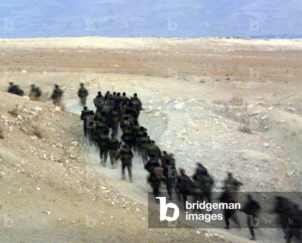 Image of Some one hundred Israeli infantry soldiers run with full military