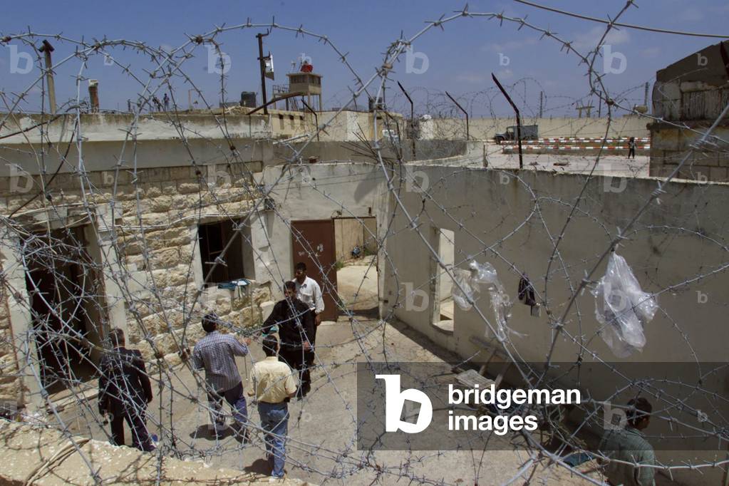 Image of VISITORS TOUR INSIDE FORMER AL-KHIAM PRISON, 2000-05-26 (photo)