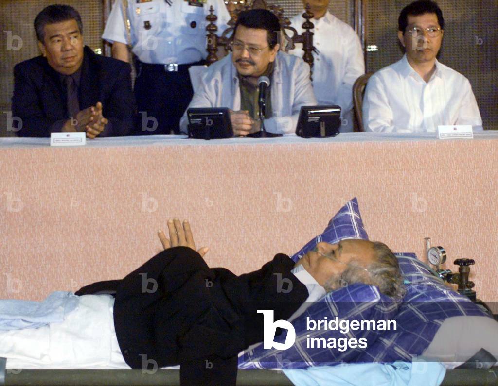 Image of Philippine President Joseph Estrada (C) meets reverend Wilde ...