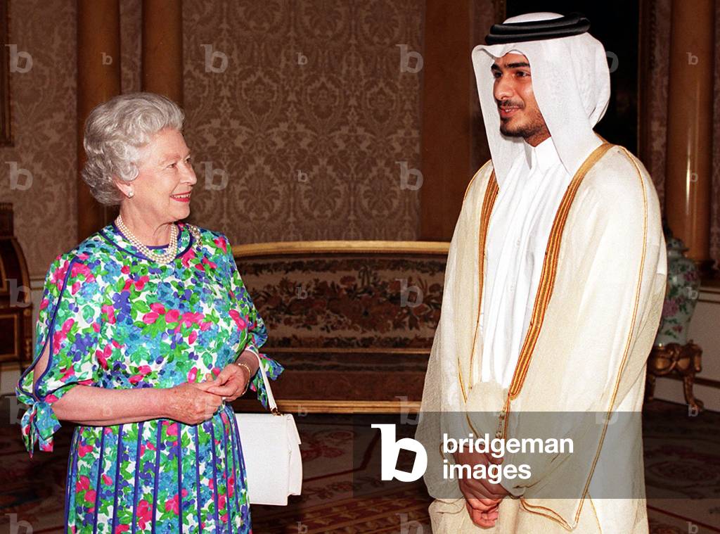 Image of THE QUEEN GREETS CROWN PRINCE OF QATAR, 1998-06-24 (photo)