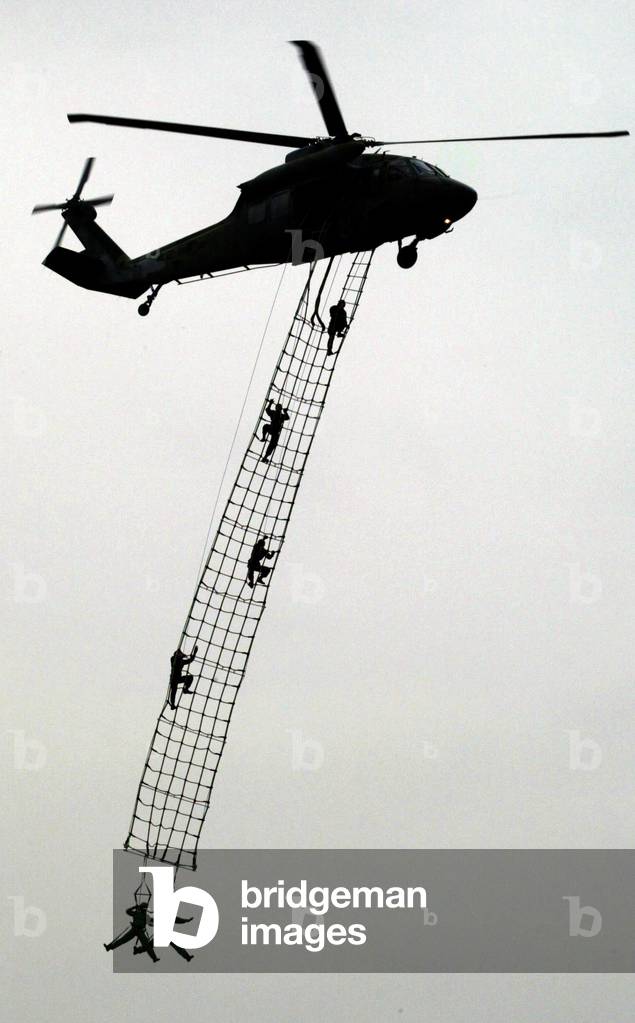 Image of SOUTH KOREAN MILITARY SPECIAL SOLDIERS HANG ON A LADDER FROM