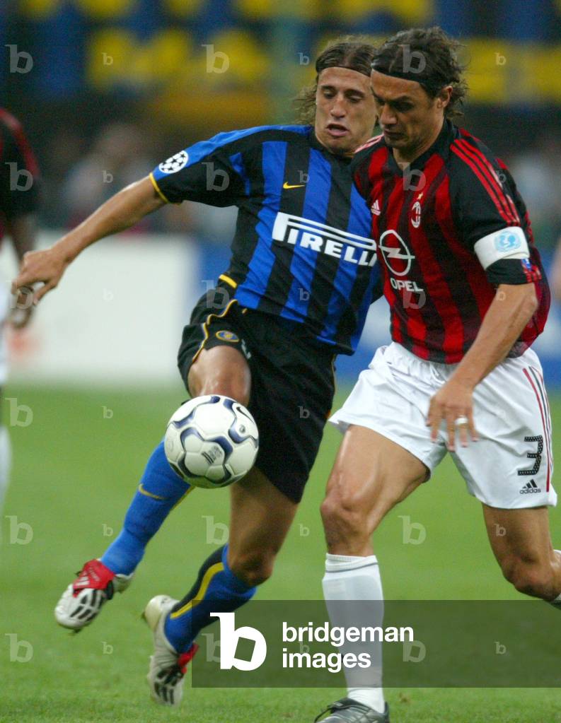 Image of INTER MILAN'S HERNAN CRESPO CHALLENGES AC MILAN'S PAOLO ...