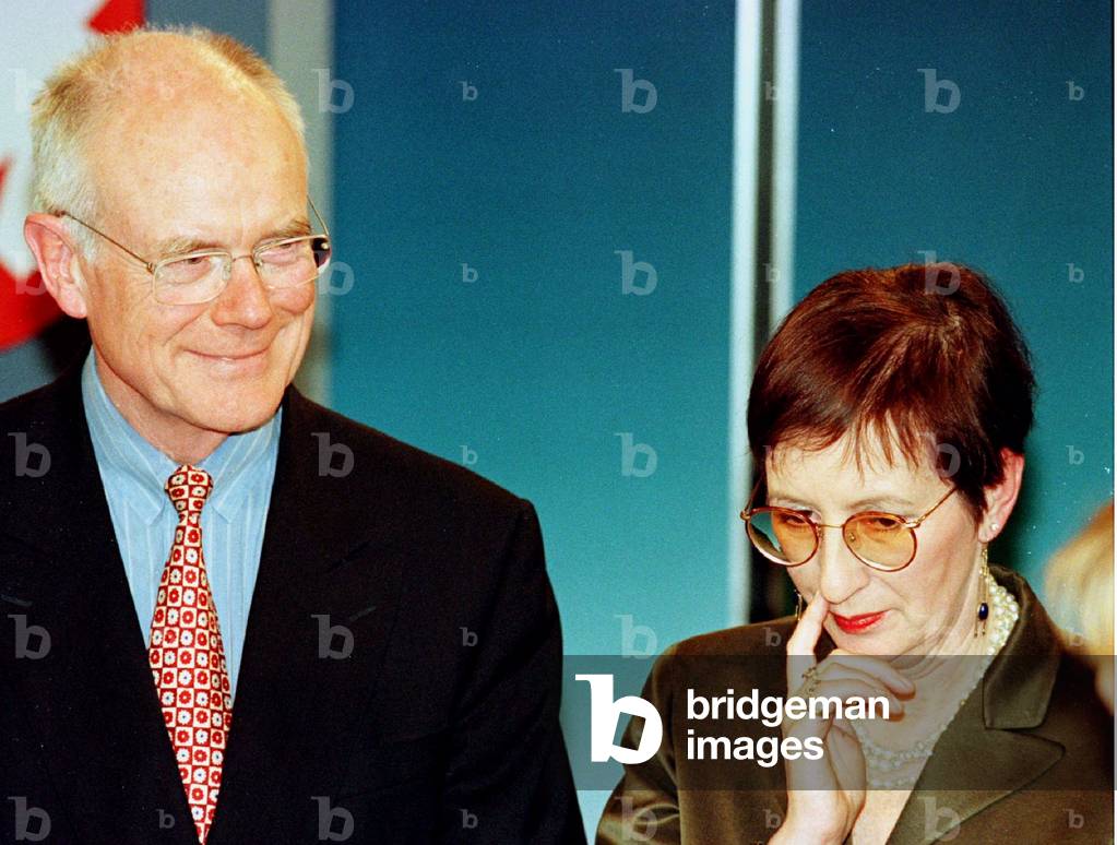 Image of CDU CANDIDATE HENNIG SMILES WITH SPD'S SIMONIS, 1996-03-24 (photo)