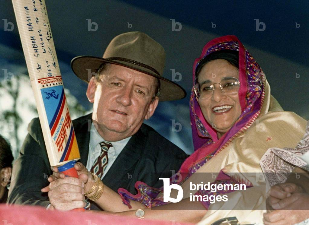 Image of AUSTRALIAN DMP TIM FISCHER HANDS CRICKET BAT TO BANGLA PM