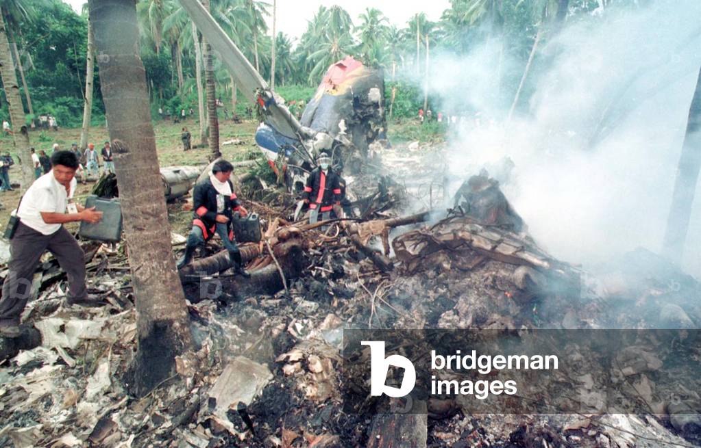 Image of FILIPINO RESCUERS SIFT THROUGH THE WRECKAGE OF AIR PHILIPPINES ...