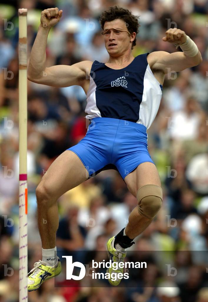Image of AVERBUKH OF ISRAEL CLEARS THE BAR THE MENS POLE VAULT