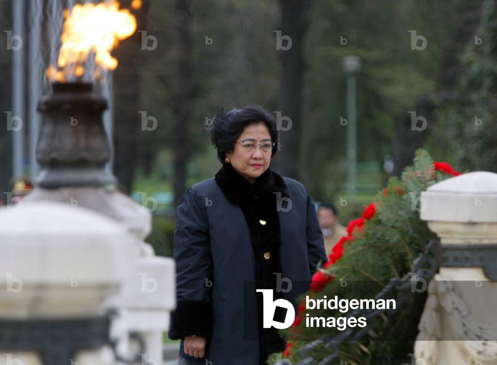 Image of INDONESIAN PRESIDENT MEGAWATI SUKARNOPUTRI STANDS IN FRONT OF ...