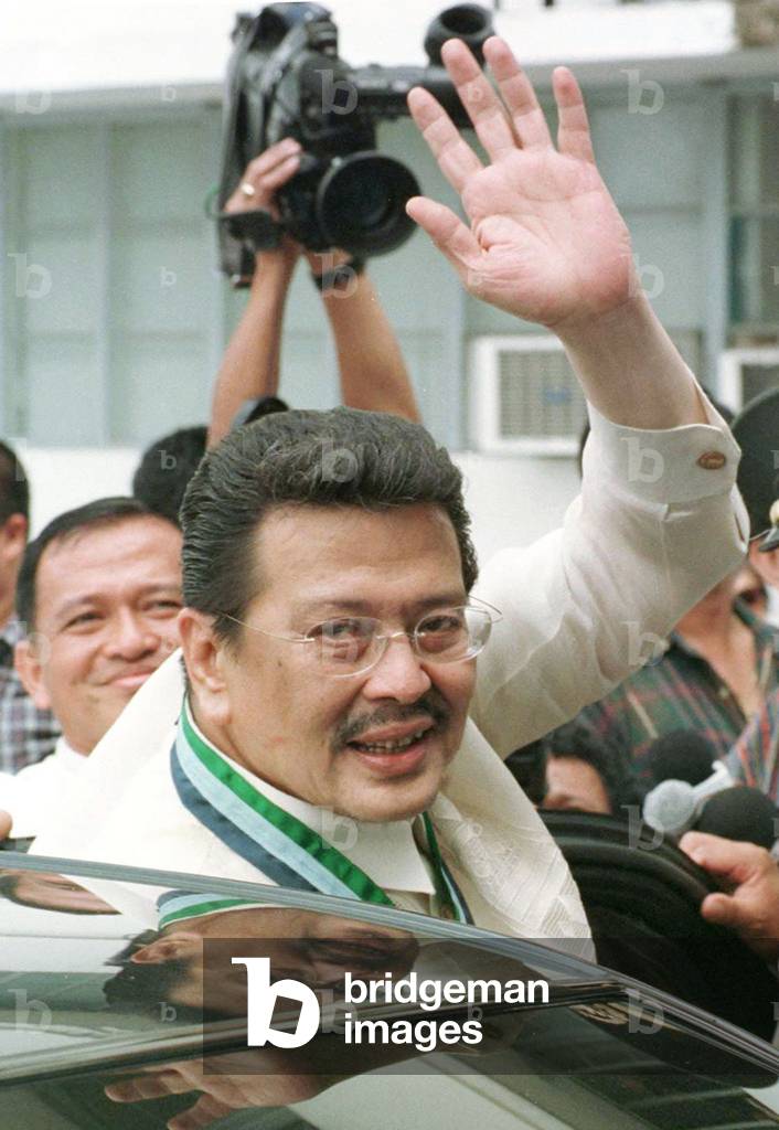 Image of PHILIPPINE PRESIDENT ESTRADA WAVES IN MANILA, 2000-11-17 (photo)