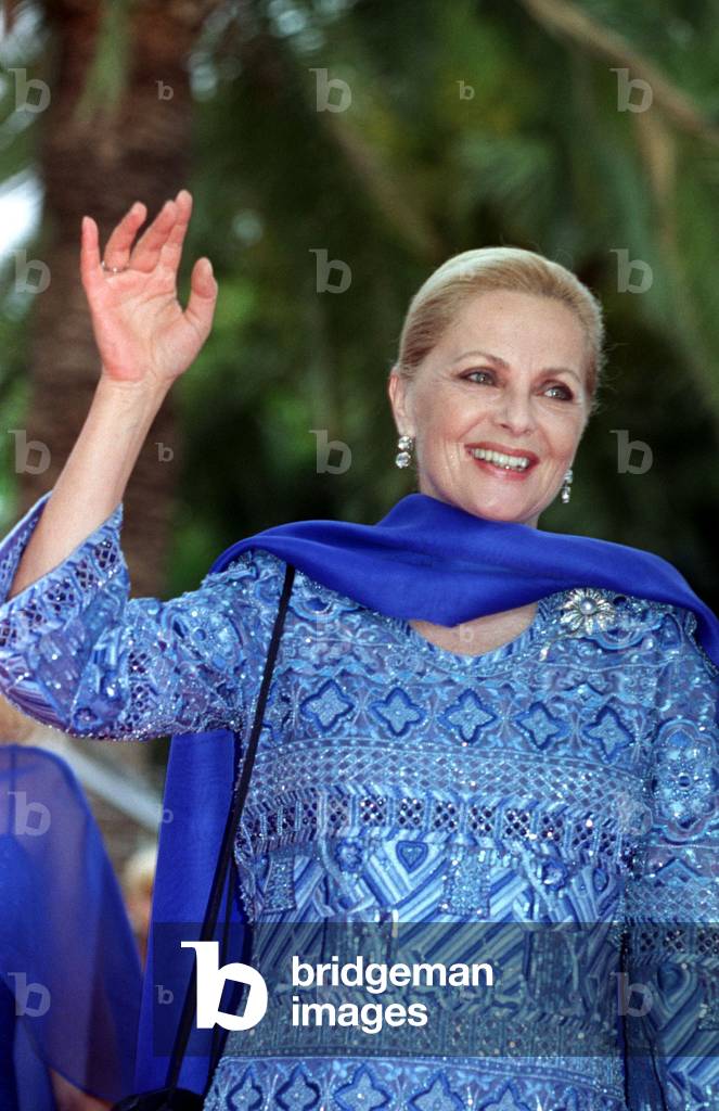 Image of Italian actress Virna Lisi waves as she arrives for the