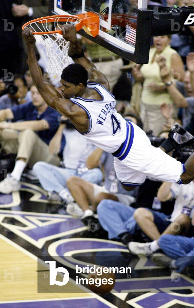 Image of KINGS WEBBER SWINGS FROM RIM AGAINST LAKERS, 2002-05-28 (photo)