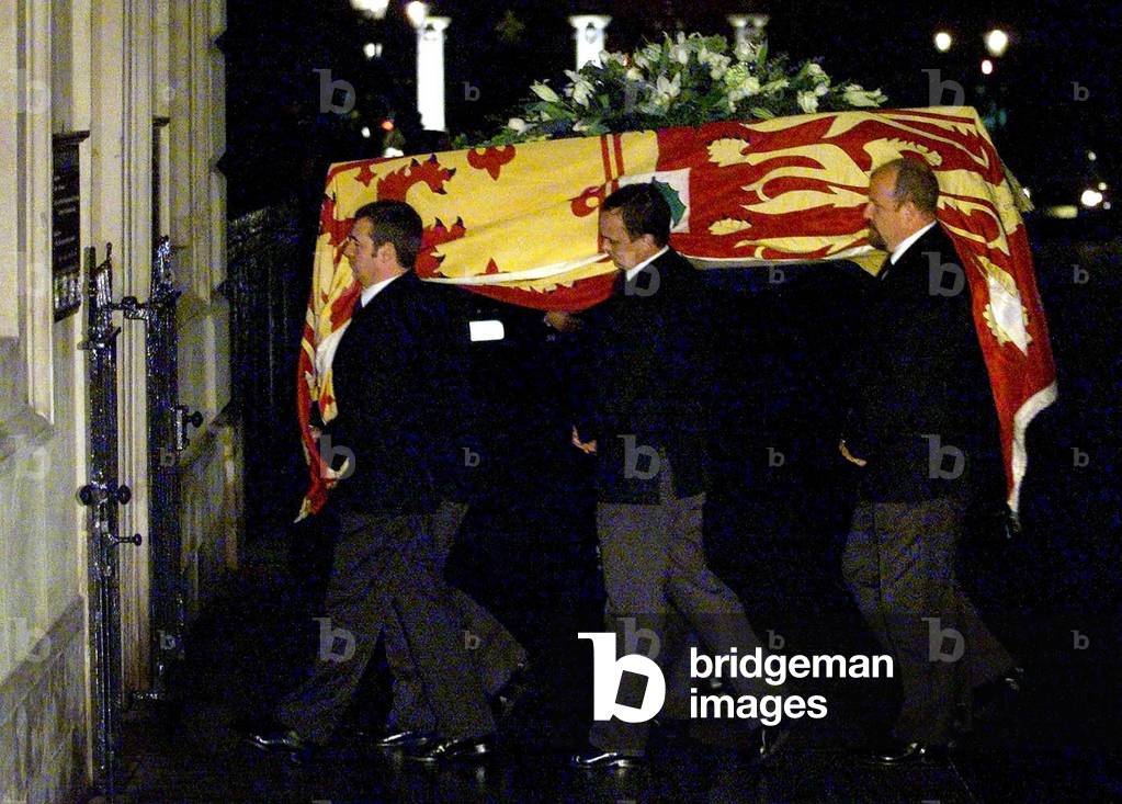 Image of THE COFFIN OF BRITAIN'S PRINCESS MARGARET IS CARRIED INTO THE
