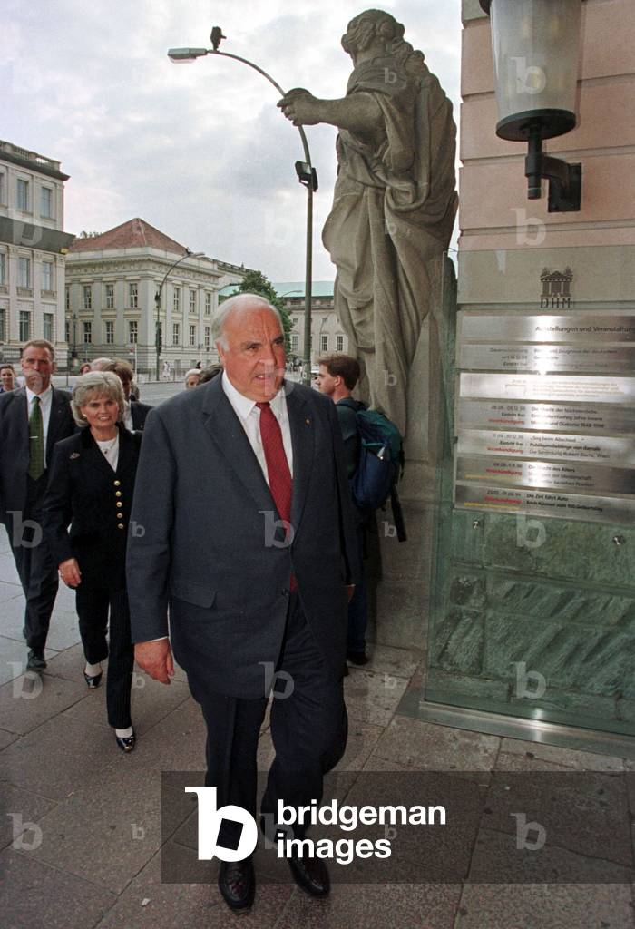 Image of GERMAN CHANCELLOR KOHL AND HIS WIFE HANNELORE VISITS THE GERMAN