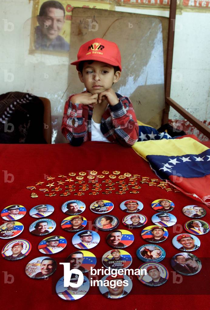 Image of A YOUNG BOY SELLS BUTTONS AND PINS OF PRESIDENT HUGO