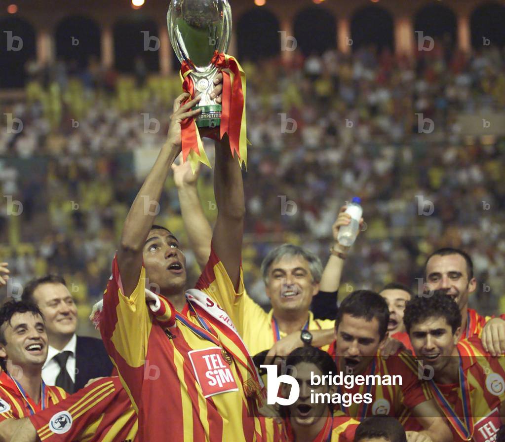 Image of GALATASARAY STRIKER JARDEL WITH SUPER CUP TROPHY IN MONACO ...