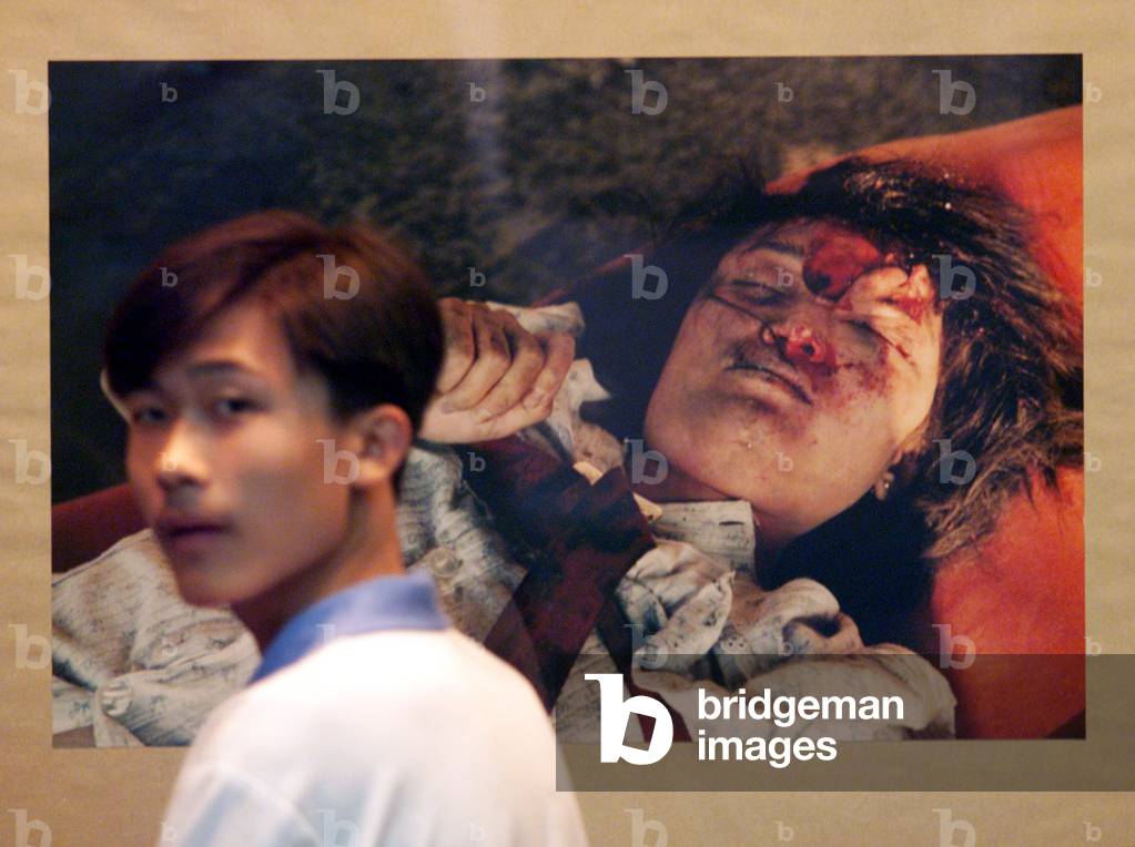 Image of STUDENT VISITS PHOTO EXHIBIT OF NATO BOMBING OF BELGRADE'S CHINESE