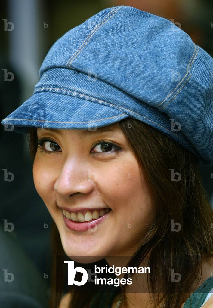 Image of Pop singer Kelly Chen chats with juveniles while visiting a