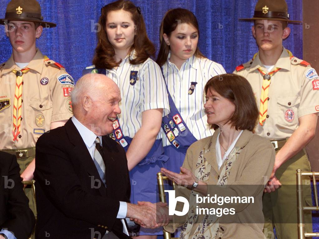 Image of FORMER ASTRONAUTS JOHN GLENN AND SALLY RIDE SHAKE HANDS, 2000