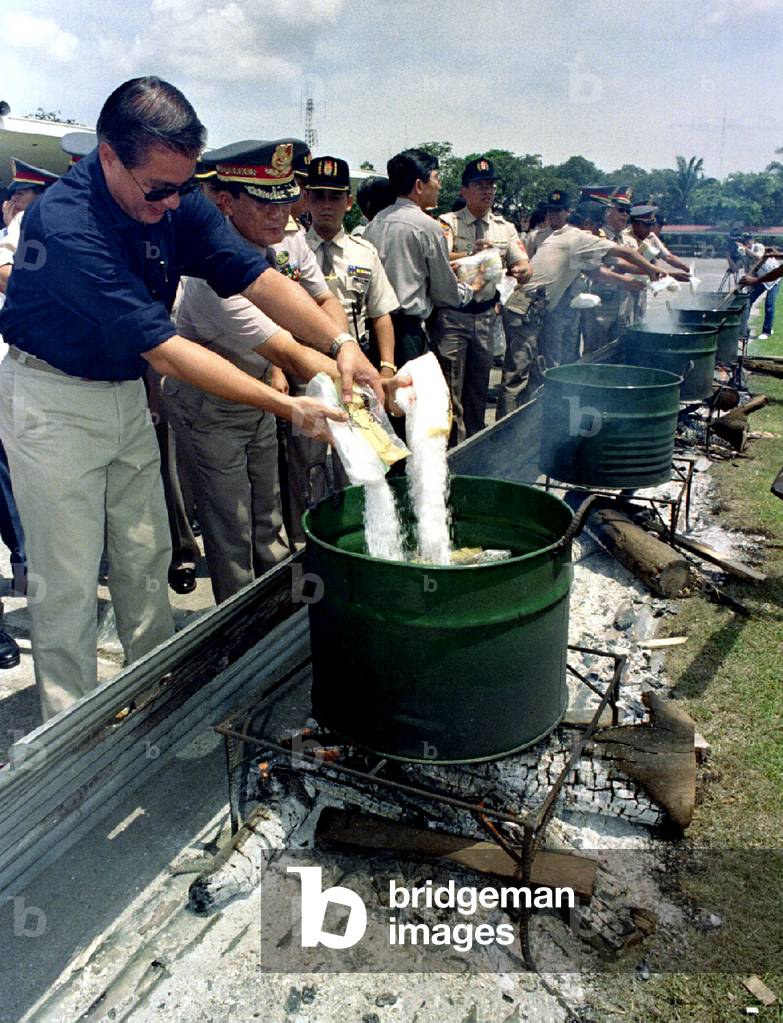 Image of Interior Secretary Rafael Alunan (L) and Philippine National ...