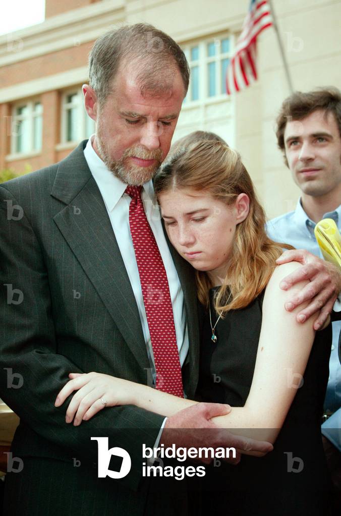 Image of John Walker Lindh's father, Frank Lindh, embraces his daughter Naomi