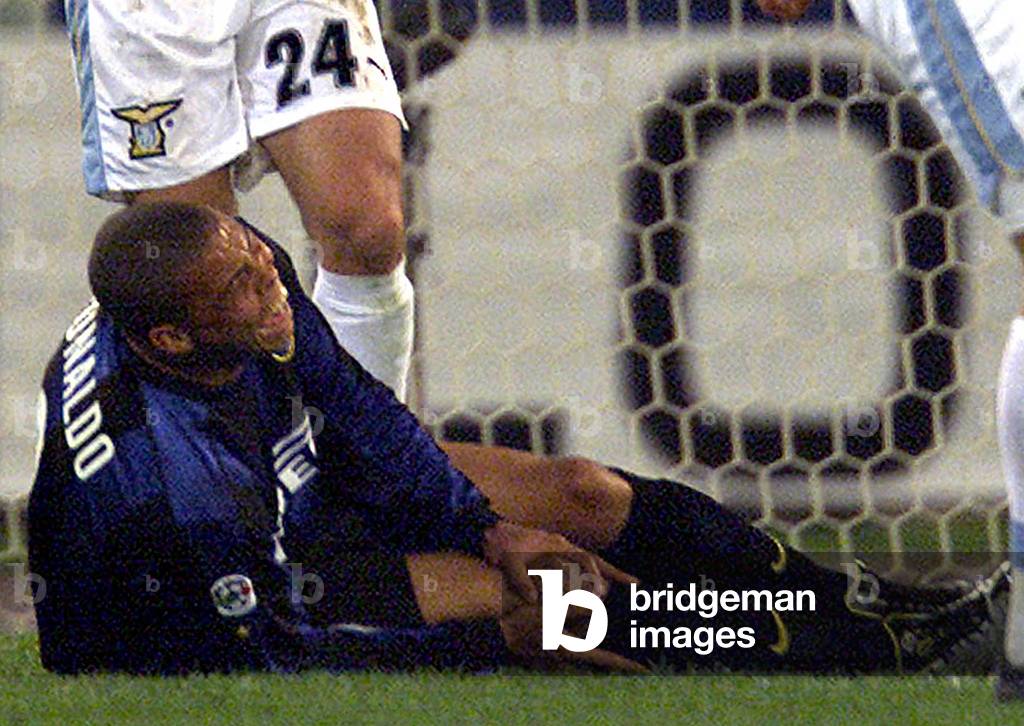 Image of INTER MILAN'S RONALDO SCREAMS IN PAIN, 2000-04-12 (photo)