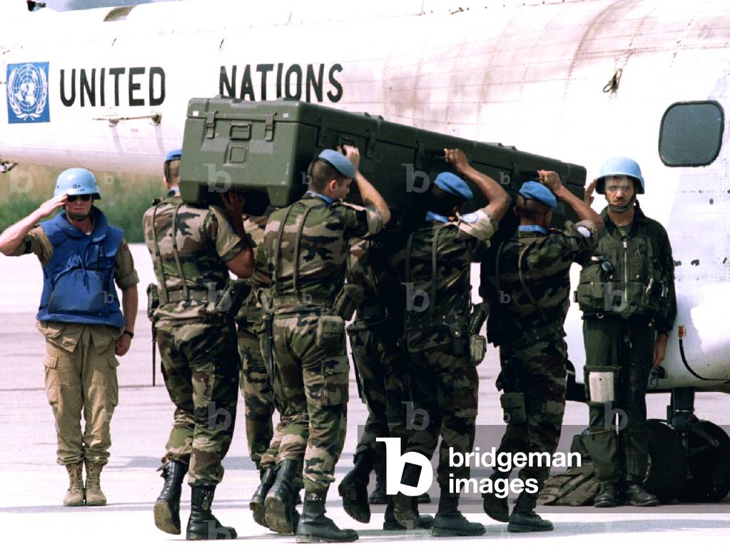 Image of French UN peacekeeper soldiers carry the coffin of their comrade