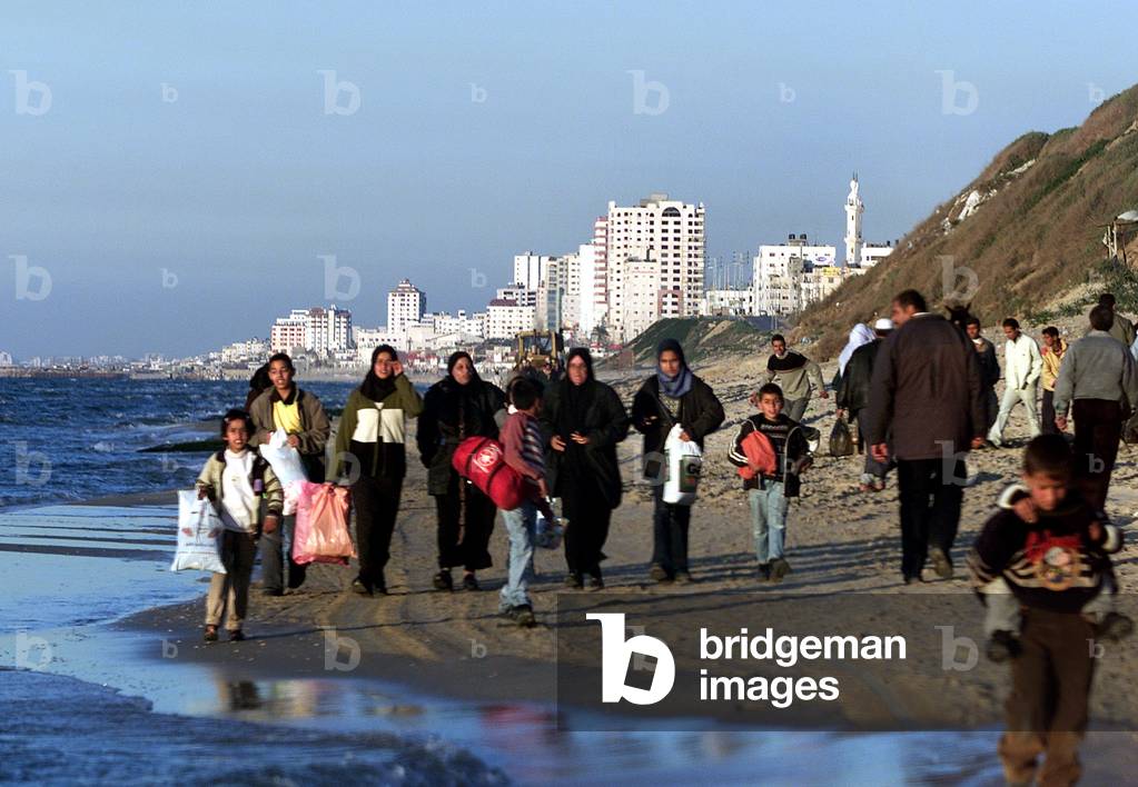 Image of PALESTINIANS FAMILY WALK ON GAZA'S COAST TO BYPASS ISRAELI ...