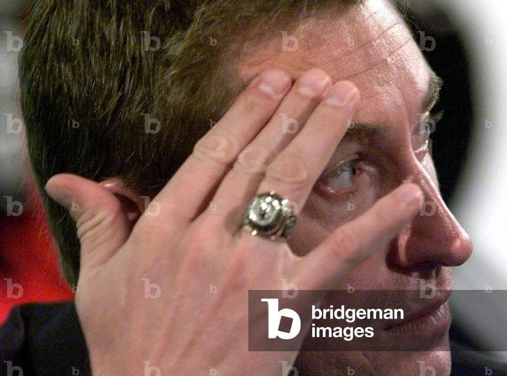 Image of WAYNE GRETZKY WITH HOCKEY HALL OF FAME RING, 1999-11-23 (photo)