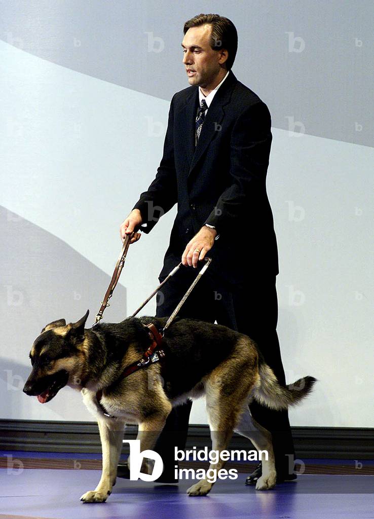 Image of ERIK WEIHENMAYER WALKS ON STAGE FOR PLEDGE OF ALLEGIANCE, 2000 ...