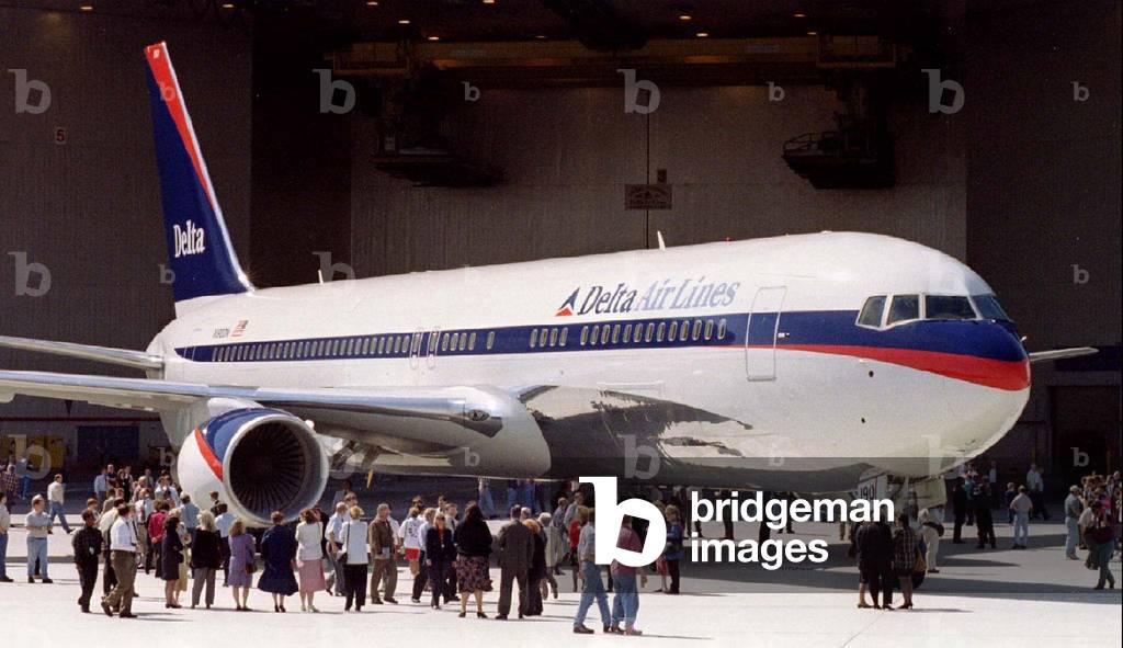 Image of Delta Airline employees get a look at the newly redesigned