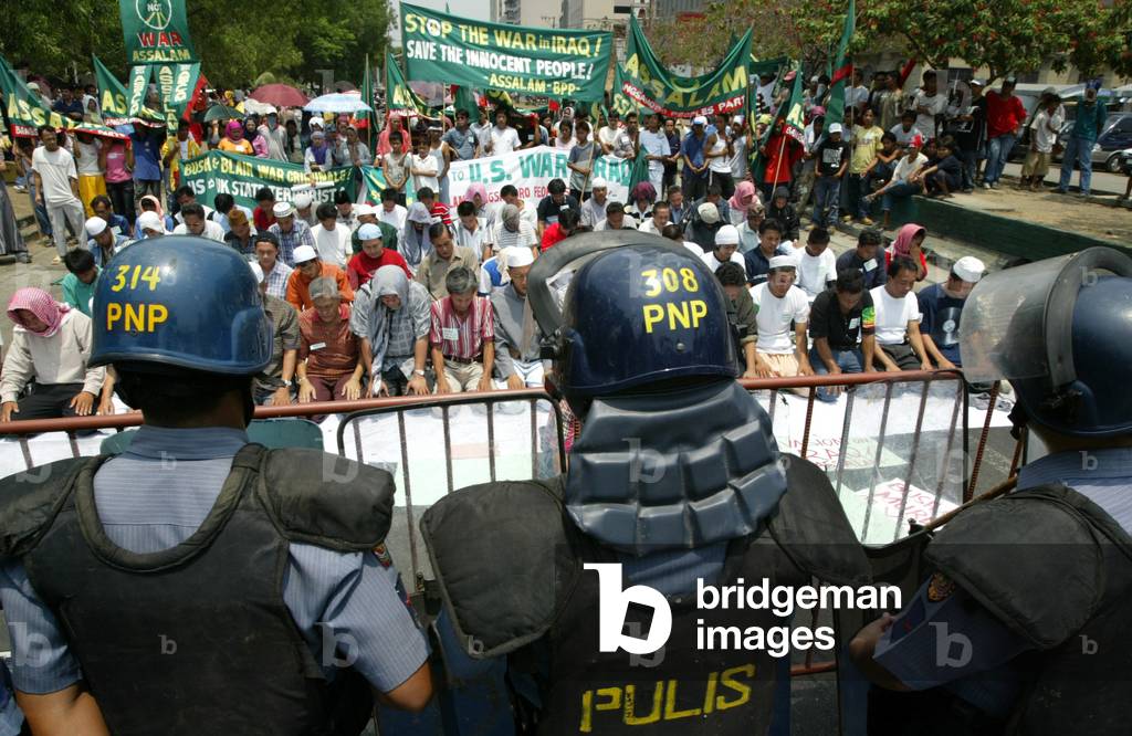 Image of PHILIPPINE RIOT POLICE BLOCK A GROUP OF MUSLIM PROTERSTERS OUTSIDE