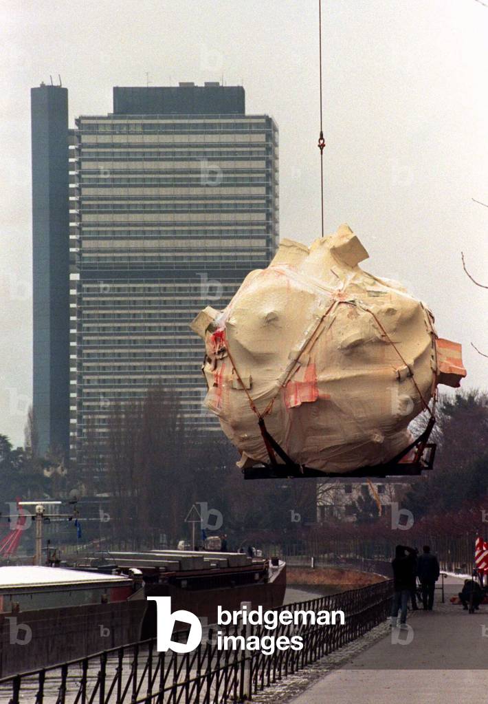 Image of The sculpture 'House ball' of Swedish pop artist Claes ...