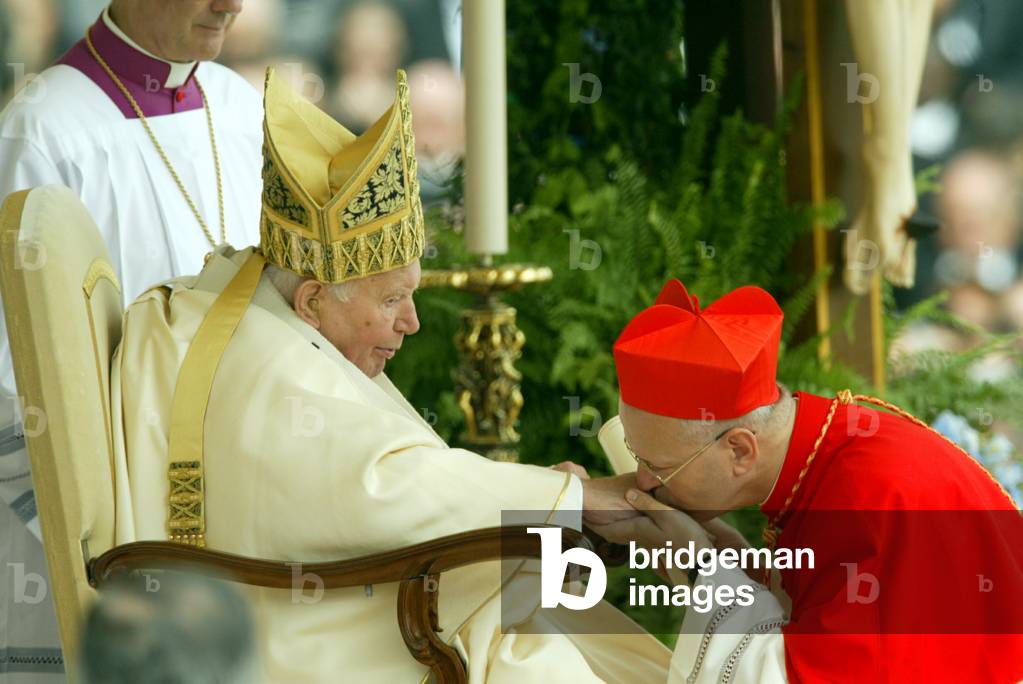 Image of Hungarian Cardinal Peter Erdo kisses Pope John Paul II's hand
