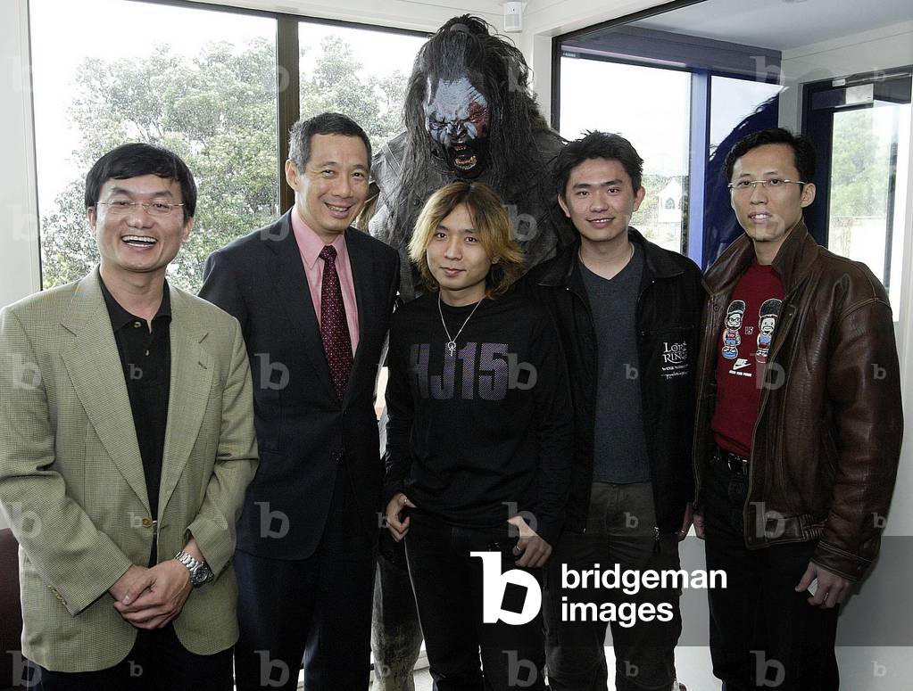 Image of SINGAPORE DEPUTY PRIME MINISTER LEE HSIEN LOONG WITH SINGAPOREAN STAFF
