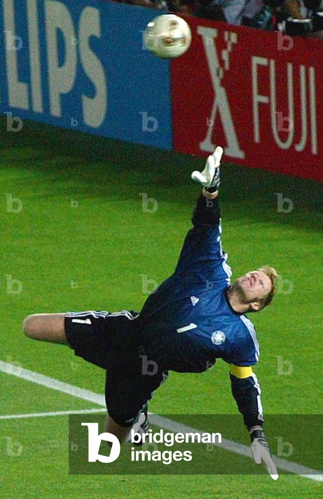 Image of GERMANY'S GOALKEEPER OLIVER KAHN STRETCHES FOR BALL DURING ...